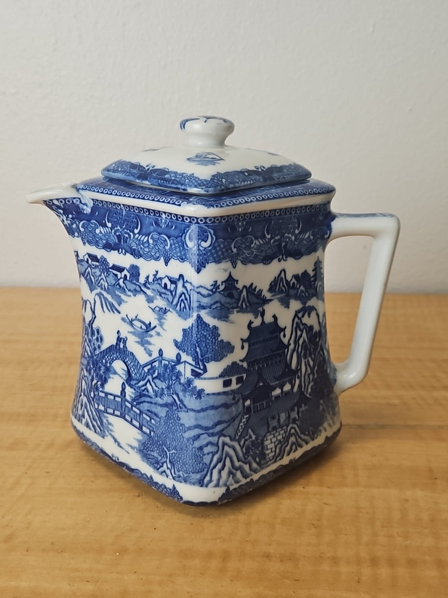 Mailing's Ringtons "Blue Willow" pattern / Two Temples Square Teapot b ...